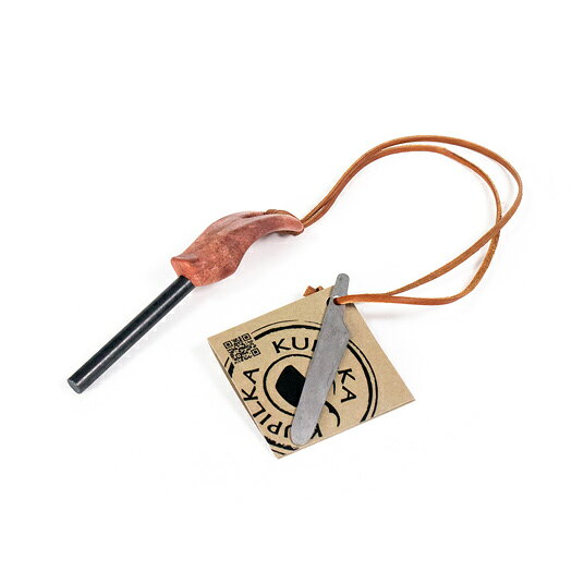 約3,000度の火花を飛ばすことができるフィロセリウム製ロッドのファイヤースターターです。ロッド径が太いため長く使うことができます。オリジナル樹脂ハンドルにトナカイ革のストラップがつき、手になじみやすいデザインです。 【素材】 ロッド：フィ...