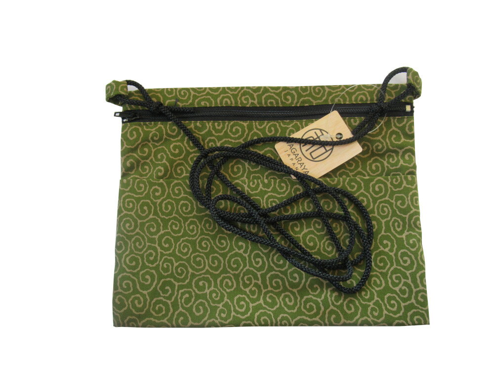 あなたのスタイルを引き立てる、日本製の粋なポシェットが登場！伝統的な唐草模様をあしらったこのポシェットは、和の風情を感じさせつつ、現代的なデザインも兼ね備えています。おしゃれでありながら機能的な一品、どんなシーンでも活躍します。厳選された綿...