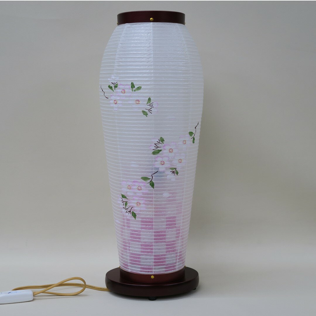 現代の住宅に合うようにデザインされた、モダン盆提灯 モダンな雰囲気があり、和室やリビング、洋室でも違和感なくお飾り頂けます。 電気を点灯するとその熱で中の回転筒がまわり幻想的な雰囲気をかもし出します。 絹二重絵 書き絵 桜柄 素材：木製 桜...