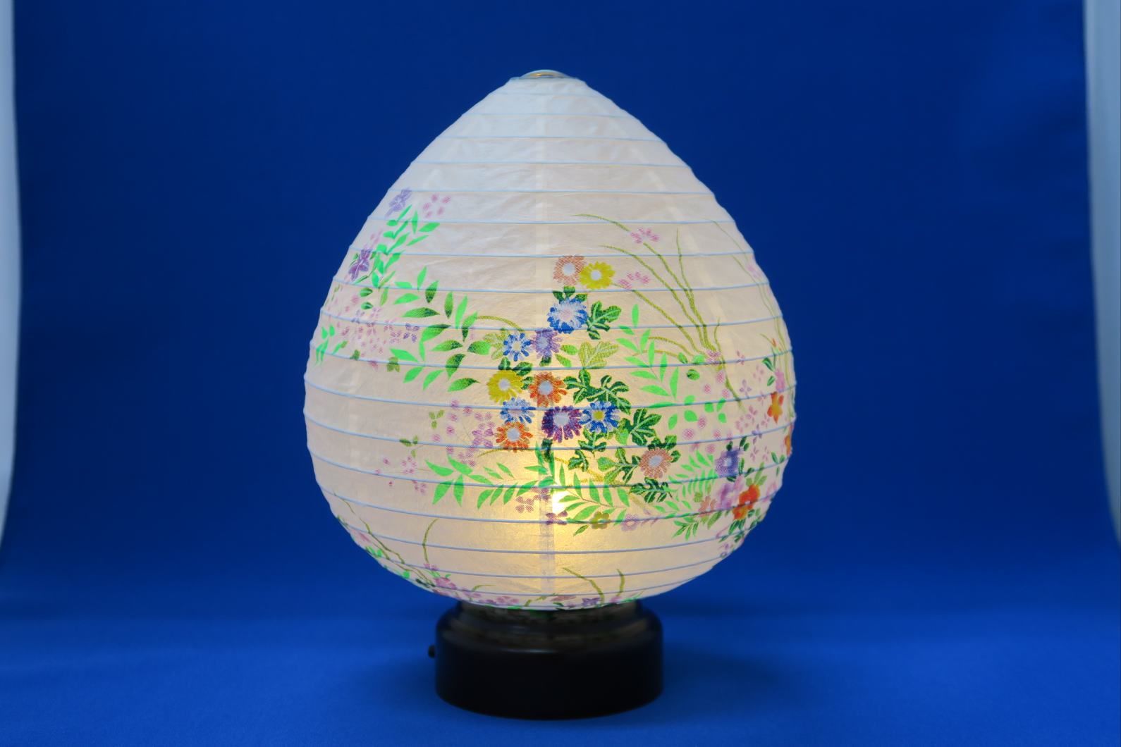 【置き提灯】【新型提灯】結花　1号 LED 紙張 小花ちらし 天然木 大きさ：20×直径16 コードレス 単3電池2個使用 スイッチは手軽なプッシュ式です