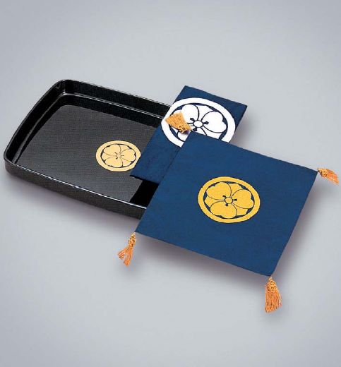 儀礼調度品 広蓋・万寿盆 三点セット 別注で家紋をお入れいたします。 広蓋3点セット内容 ●高岡塗広蓋/木製・本金紋 15号 サイズ：32.5x45(約cm) ●みん綴ふくさ/絹100%・紺 　9号 サイズ：34x31(約cm) ●正絹紬ふ...