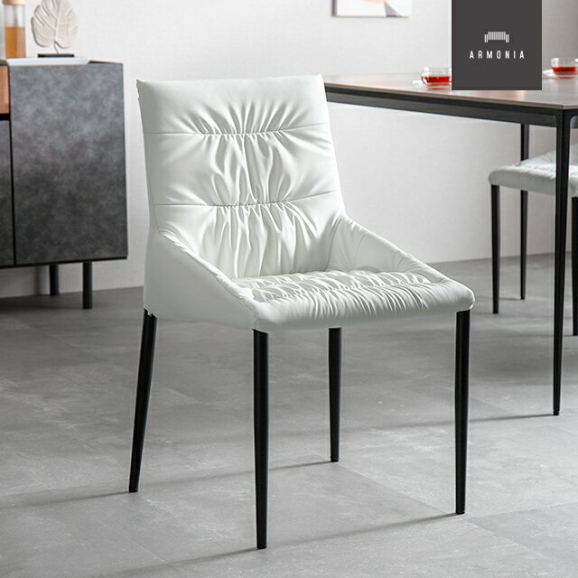 商品紹介 スタイリッシュなデザインで空間を彩るレザーチェア2脚セット。 華やかなギャザーデザインのレザーとシャープなスチールレッグで軽やかさをプラスし、ダイニングに洗練された印象を与えます。しなやかなレザー素材で仕上げたシートは、体のライン...