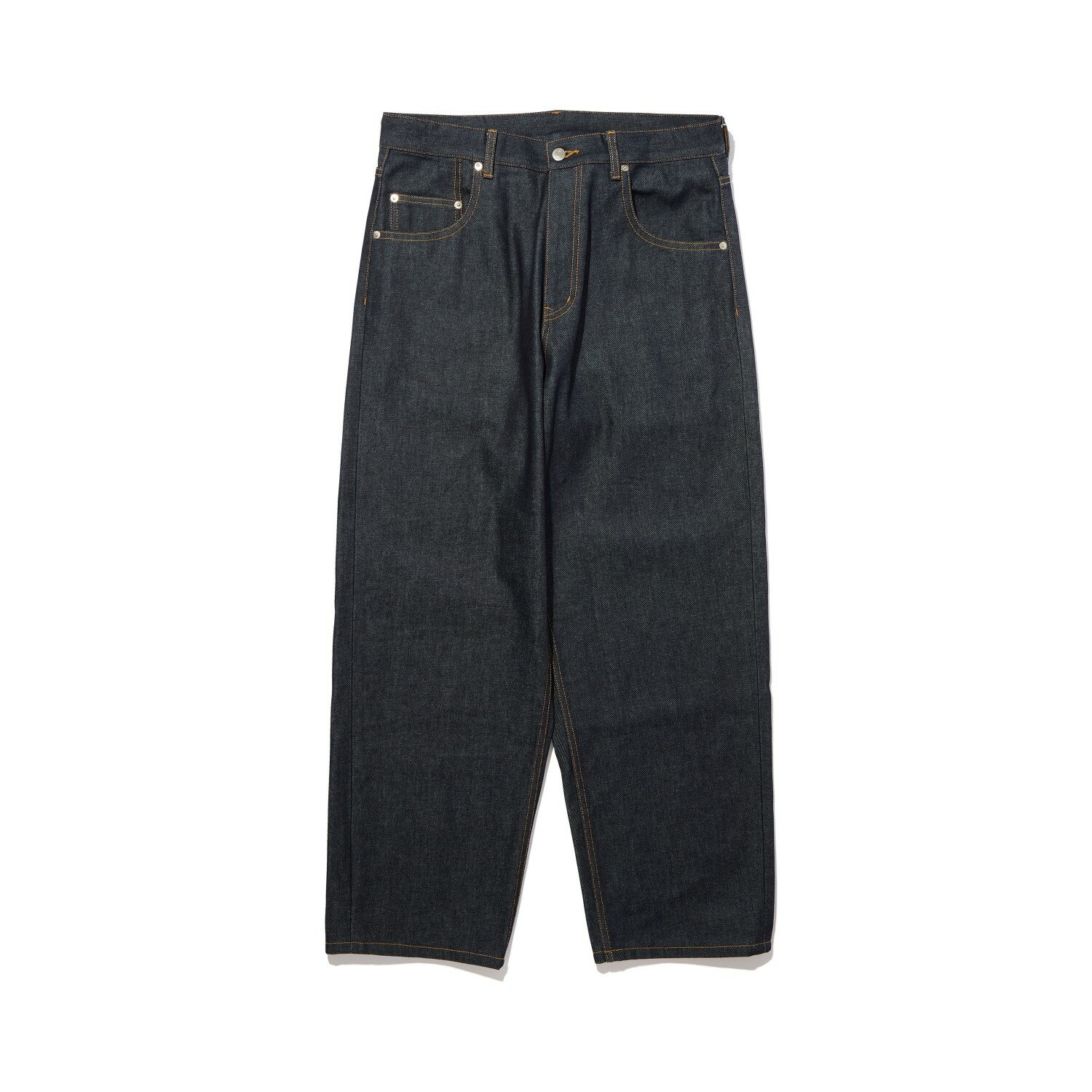 定番の219 Jeanをアップデートした新しいシルエット。 深めのライズと、⽇本⼈の体型に合わせた短めの丈感はそのままに、裾幅を若⼲広く取ることでより洗練されたワイドシルエットに。ワイドシルエットとのバランスが良い⼤きめのバックポケットには...