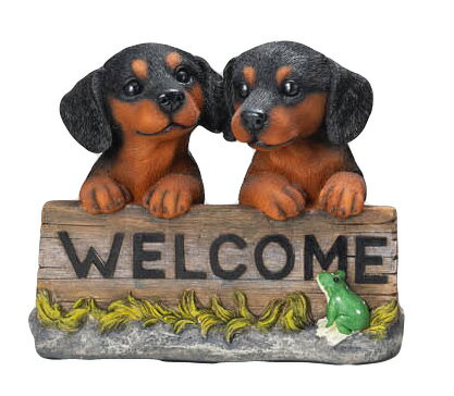 2匹のウェルカムボード持ちドックダックス 玄関先で、愛らしいしぐさと表情でお出迎え♪ サイズ：31x15xH28cm 素材：ポリレジン製 モニターの発色の具合によって実際のものと色が異なる場合があります 当店では、サービス向上の一環として ...