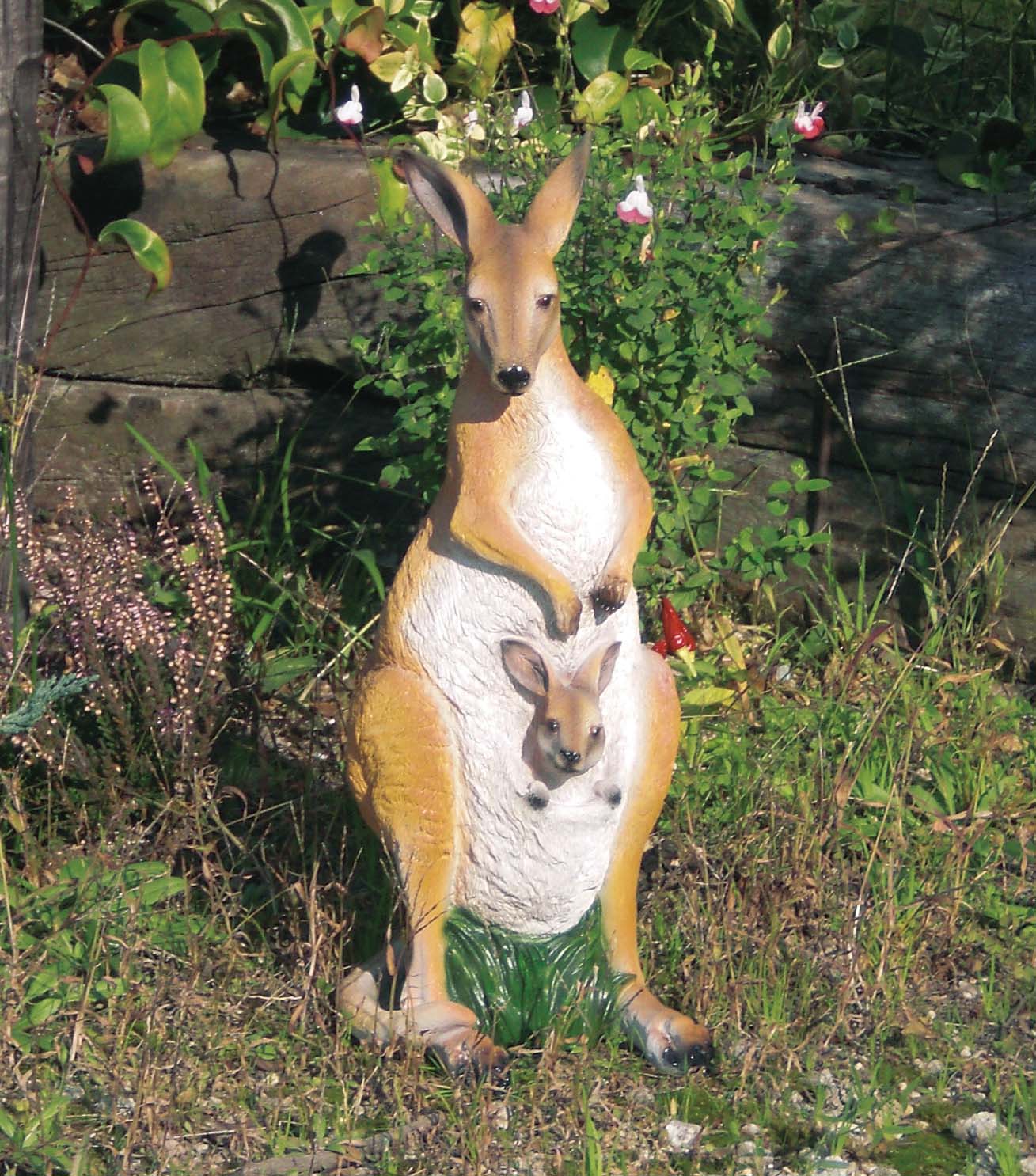 カンガルー親子の置物 サイズ：奥行13×横20×高さ40.5cm 素材：ポリレジン製 カンガルーの子供が、お母さんのお腹の袋の中に入っているカンガルー親子の置物です。 お庭や玄関先のインテリアに最適です。存在感もあります。 モニターの発色の...