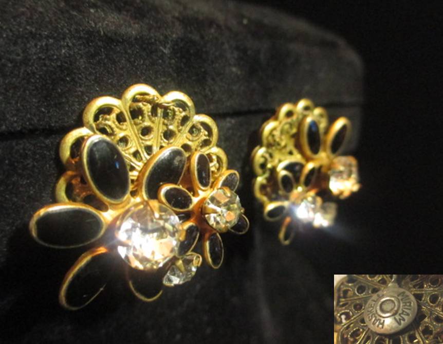 ミリアム・ハスケルのクリスタルと黒いエナメルのクリップタイプのイヤリングです。　 ハスケルらしいドレッシーな金色のベースに、クリスタルを中心とした黒い花の模様のイヤリング。　大人しめの色合いですが、とても綺麗な作品です。 ミリアムハスケルの...