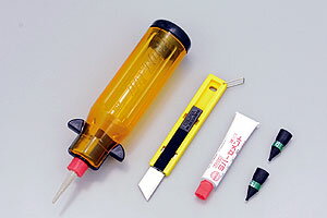 商品説明各部品を本体ボディにコンパクト収納できるハンディタイプ。スティック内に埋設された特殊弾頭により、小さな傷穴にスティックが楽に挿入でき、戻り止め効果で走行中の脱落もなし。修理後は走行熱によりスティックの未加硫ゴムがタイヤと一体化し完全...