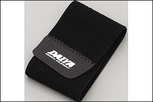 商品説明プロのテーピング効果を手軽に得られるフリーサポーター。前傾姿勢での長時間のツーリングなどに手首の痛みを軽減したり、足首など色々な用途に対応します。手首に巻く際に、仮止めできる面ファスナー装備で簡単に作業できるタイプです。カラーはブラ...