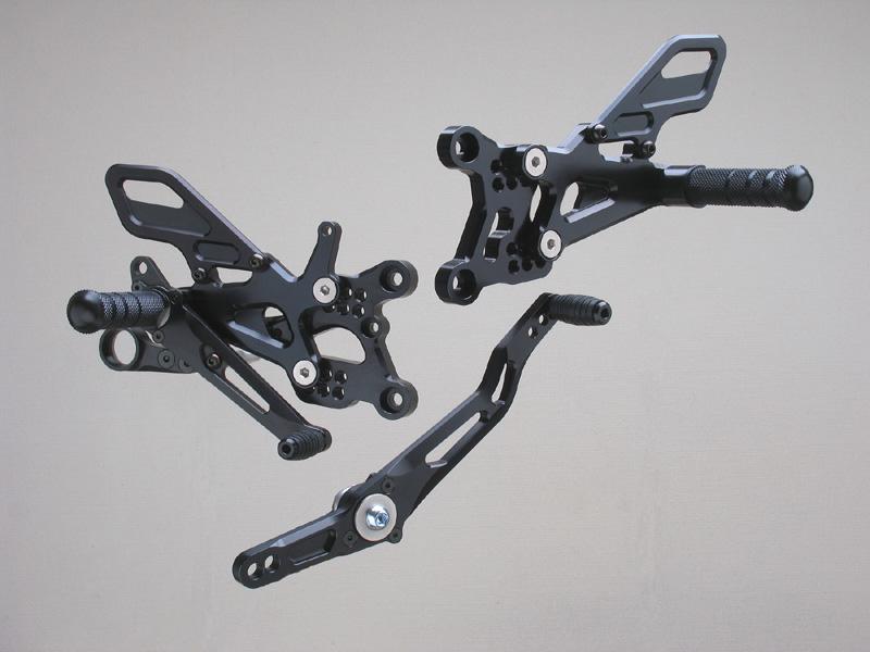 商品説明「STRIKER SPECIAL STEP KIT」。素材はジュラルミン。剛性を保ちつつ、軽量化を実現させたこだわりのディテール。可動部にはベアリングを使用し、驚くほどスムーズで確かなシフト操作が可能です。6ポジション可変、硬質アル...