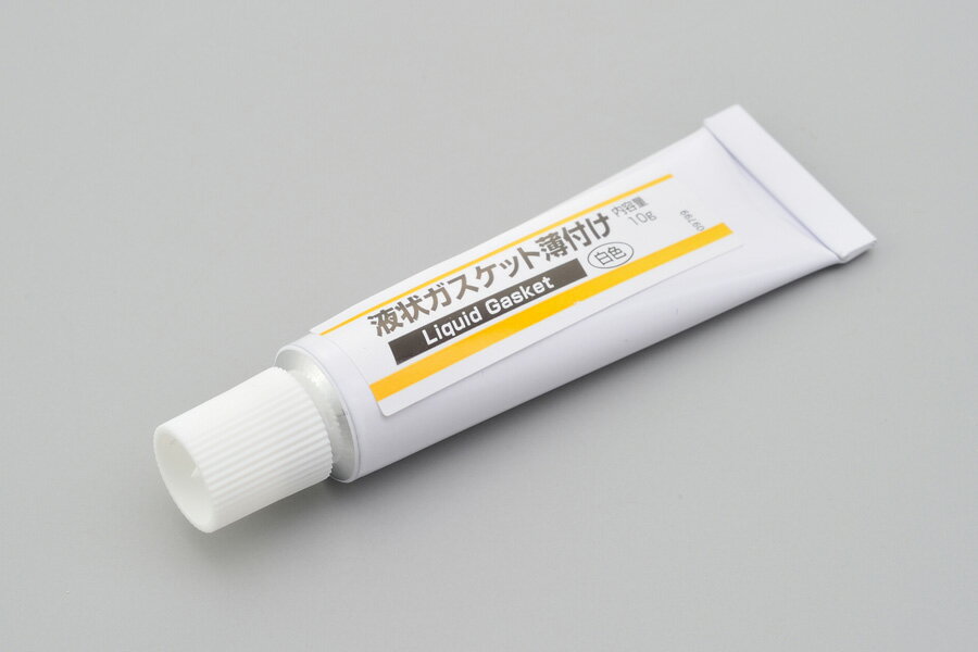 商品説明耐オイル、耐クーラント性に優れた液状シール剤です。粘度が低く、流動性（やわらかい）があり作業性良好。固形ガスケットとの併用、Oリングの仮固定に使用できます。塗布後約30分で硬化し始め、約24時間でゴム状に硬化します。＜適用箇所＞・ク...