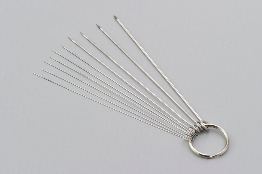 商品説明キャブレタージェットの取れない汚れにはこれ！線径0.4mm〜1.6mmまで10本揃った全長120〜130mmのピンクリーナー。キャブレターなどの細い穴が多い部分の洗浄に最適です。先端を尖らせているため、小さい穴にも入りやすく、かつ先...