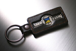 商品説明MORIWAKIトレードマークキーホルダー。仕様・規格■メーカー■・MORIWAKI[モリワキ]■メーカー品番■・143-000-0051■JANコード■・4527350012119■詳細■〇サイズ：50mmX35mm 弊社の取り扱...