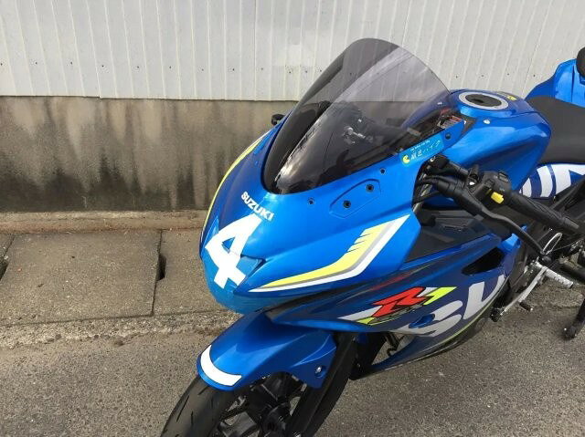 商品名 : GSX-R125スモークスクリーン ストリート 3cmロングメーカー品番 : 130262適合メーカー : スズキ適合車種 : GSX-R125カラー : スモーク純正スクリーンより長さ3cmロングによる優れた空力特性アッパーカ...