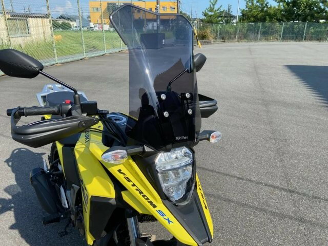 商品名 : Vストローム250SX スモークスクリーン ストリート 12cmロングメーカー品番 : 130332適合メーカー : スズキ適合車種 : Vストローム250SXカラー : スモーク純正スクリーンより高さ12cmロングによる優れた...