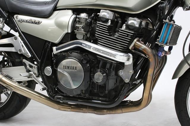 ACTIVE サブフレーム バフ対応車種 YAMAHA XJR1300 '1998 ~ '2015, YAMAHA XJR1200 '1994 ~ '1997 サブフレーム サブフレーム バフ▲写真は旧デザインのステッカーです バイクはバラ...
