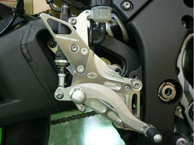 ※画像はイメージとなります。別なカラーを参考に掲載している場合があります。2011 Ninja ZX10R ABS ハイパーバンク高い耐久性をコンセプトに、徹底した安全設計のもと、リプレイスステップでは初めて熱間鍛造製法を取り入れたHYPE...