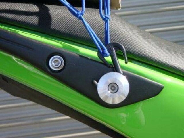 ※画像はイメージとなります。別なカラーを参考に掲載している場合があります。Kawasaki Ninja1000 タンデムフックカラーSETツーリングネット等使用の際の、シートカウル傷つき防止の為のフックカラーですドレスアップ性も考慮したワン...