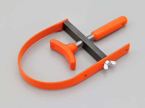 スクーターのプーリー等の脱着用固定特殊工具！スクーターのプーリー、フライホイール、カートリッジオイルフィルター等の脱着用特殊工具。3か所のバンド調整穴により、φ50〜φ120まで幅広く対応。グリップ部・バンド部PVCコーティングにより、ホー...