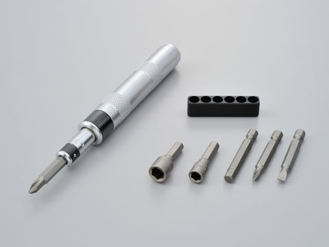 小型軽量のショックドライバー本体重量約230g（74626バイク用ショックドライバーの約1/3の重量）と軽量なショックドライバー。ビット専用でありながら六角ソケットが付属。オートバイでの使用頻度が高いビットが付属ホルダーにセットされています...
