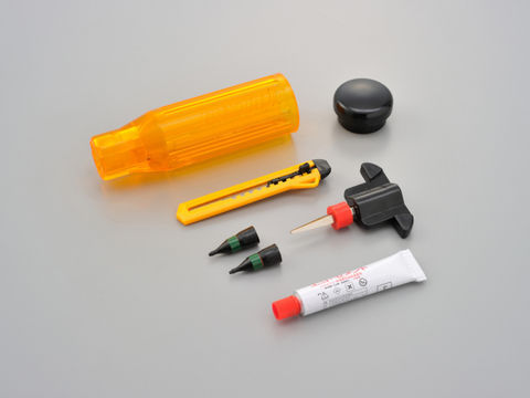 コンパクト収納できるハンディタイプチューブレス修理セット！各部品を本体ボディにコンパクト収納できるハンディタイプ。スティック内に埋設された特殊弾頭により、小さな傷穴にスティックが楽に挿入でき、戻り止め効果で走行中の脱落もなし。修理後は走行熱...