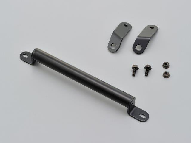 ボルトオンで簡単に取り付けできるステー付属のマルチマウントバーシリーズにシンプルなモデルが登場。Φ22.2のパイプに様々なアイテムをマウントできる基本機能は変わらず、存在を主張しないブラックボディ＆ステーを採用。※マスターシリンダー、リアブ...