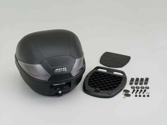 フルフェイスヘルメットがひとつ収納できるサイズのモノロックケース。本体は未塗装ブラックのシンプルなデザイン。荷台に取り付けるための汎用ベース付きです。2ボタン式フラップロック仕様。※キャリア本体の積載制限以上は積載しないでください。 ※防水...