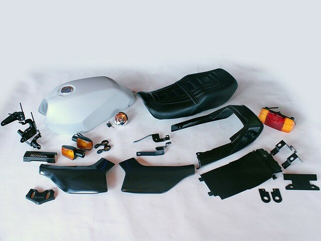 運転席側のみあん抜きしたシングルあん抜きシートのセットです。 対応車種 2012年ホンダ CB400 SUPER FOUR HYPER VTEC Revo NC42-1000001〜NC42-1599999 グラブバーがブリッジタイプの車両...