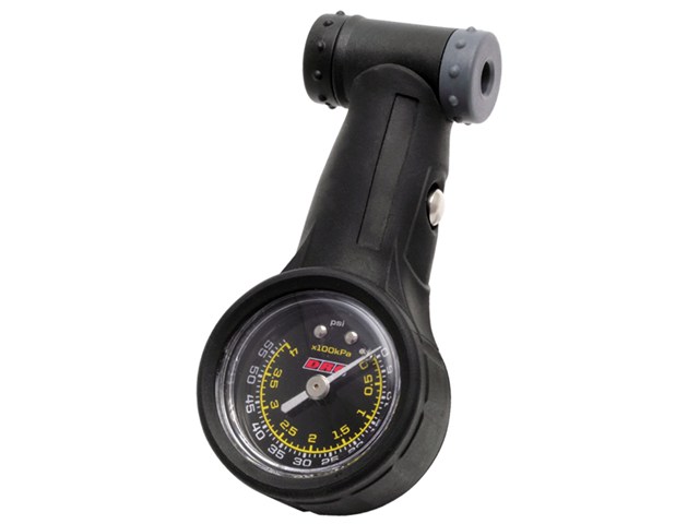 メーカーカテゴリ: その他ホイール関連ツール 品番: D9987メーカー品番: D59-36-101定価(税込): 1,980円タイプ: 400kPaモーターサイクル・MTB専用エアゲージ。携帯に便利なコンパクト設計ながら見やすい文字盤。針...