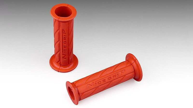 標準ハンドル用のグリップラバーです。色：レッド適合ハンドル径：Φ22.2(7/8インチ)サイズ：L:110 N:オープンエンド D:31 (mm)使用上の注意※表記サイズは製品の特性上、実際とは±4mm程度の誤差が生じます。※装着される車種...