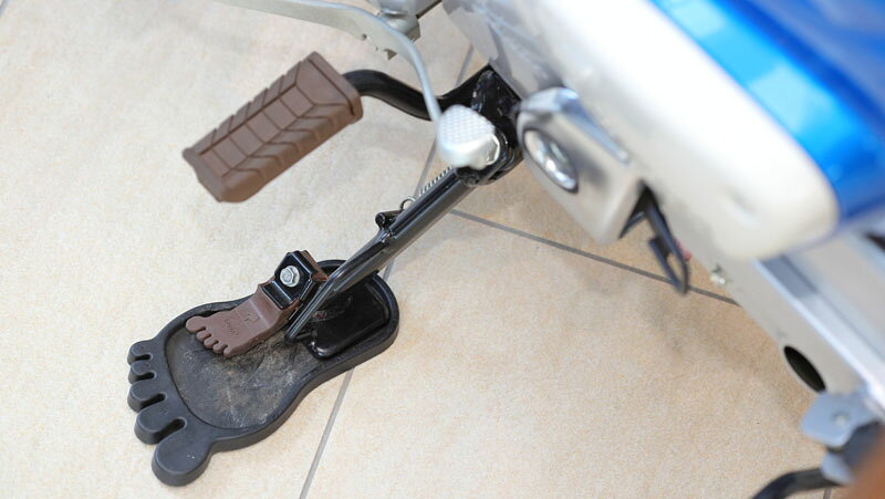 キャンプツ-リング等で未舗装の路面に駐車する際にサイドスタンドが沈んでしまう現象を防ぐ為のサイドスタンドプレ-ト(コ-スタ-)です。真夏のアスファルトや、自宅駐輪スペ-スへのダメ-ジも軽減してくる頼もしいアイテムです。デザインは遊び心いっぱ...