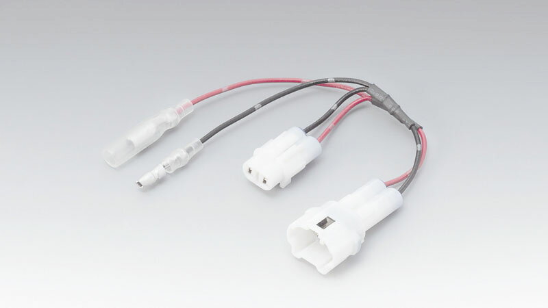 グリップヒ-タ-や電装品の接続に便利なアクセサリ電源の分岐用ハ-ネスです。プラス線のみを分岐するタイプのハ-ネスをご使用の場合、ア-ス線はバッテリ-のマイナス又は交流では無いマイナス線に接続して下さい。（ボディ-ア-スの取れない車種やマイナ...