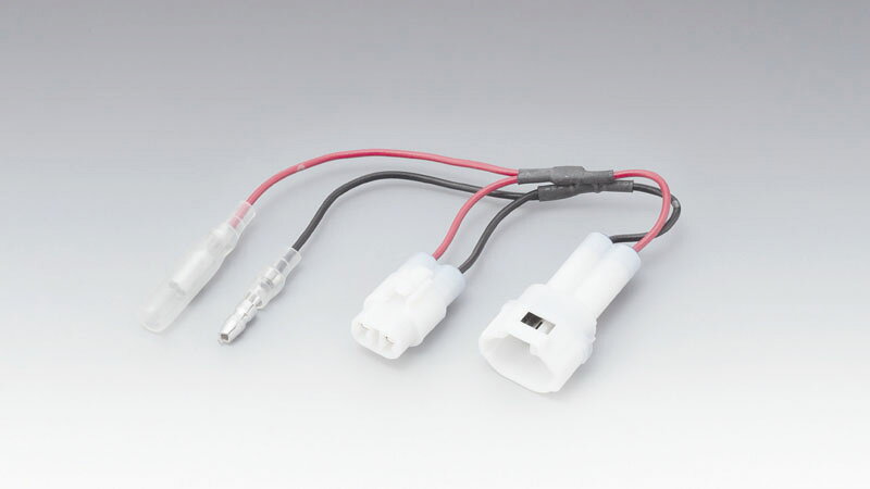 グリップヒ-タ-や電装品の接続に便利なアクセサリ電源の分岐用ハ-ネスです。プラス線のみを分岐するタイプのハ-ネスをご使用の場合、ア-ス線はバッテリ-のマイナス又は交流では無いマイナス線に接続して下さい。（ボディ-ア-スの取れない車種やマイナ...