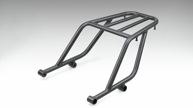 車体とのバランスを考慮し、Φ19のスチ-ル製パイプを採用。実用製とデザインに拘ったリアキャリアです。雨具や防寒着等、ツ-リングギアの積載に大変便利です。荷台部分がフラットな荷物を積みやすいデザインとなっております。※当社バッグサポ-ト及び純...