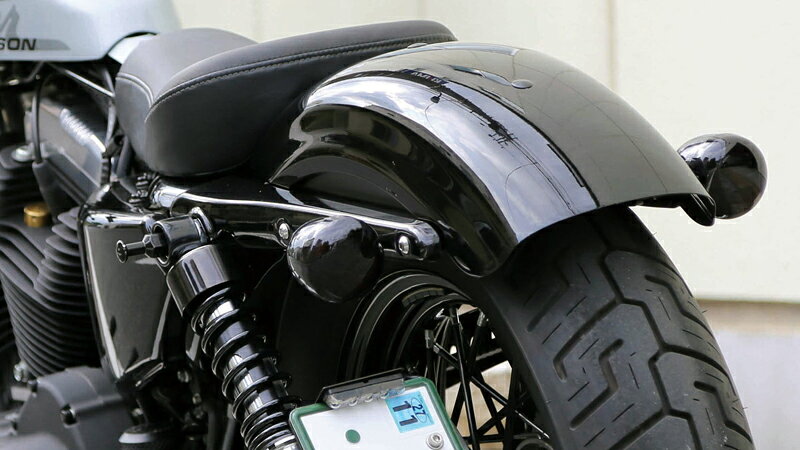 XL1200Xをはじめとするコンビネ-ションランプ採用車にお勧め!!交換に躊躇しているなら先ずは被せてドレスアップ。両面テ-プ貼付けタイプで装着も楽-。※フロントウインカ-用も別途設定有。適合：テ-ルランプ内蔵ウインカ-装着車（リア）XL1...