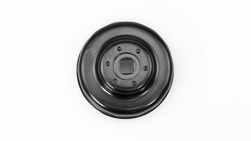 オイル系メンテナンスに欠かせないオイルフィルタ-。国産車から輸入車まで幅広いラインアップのカ-トリッジ式オイルフィルタ-に対応するカップ式オイルフィルタ-レンチ。※取外用工具になります。 オイルフィルタ-とマフラ-の隙間が狭く、レンチが入ら...