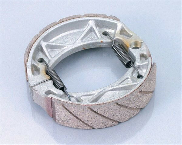※画像はイメージの場合がございます。※必ずメーカーホームページをご確認ください。◆高温時でも変わらないブレーキの”効き”◆高温時でも変質の少ないグリップの良い特殊ライニング材を採用◆ライニング表面に溝を設置（一部のシューを除く）することによ...