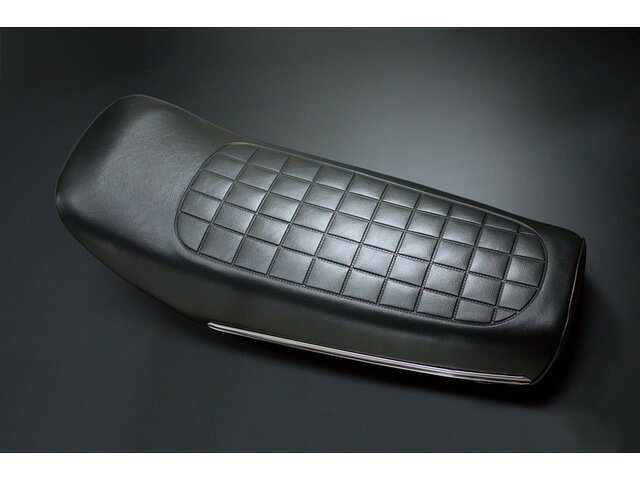 Kawasaki H2/750SSオリジナル復刻版。忠実に成型された鉄板製ベースプレートに高品質合成皮革を用いオリジナル表皮パターンを再現。 H2独特のメッキサイドモールもきっちり取り付けています。 シートヒンジ、ロックステー付。■ 商品に...