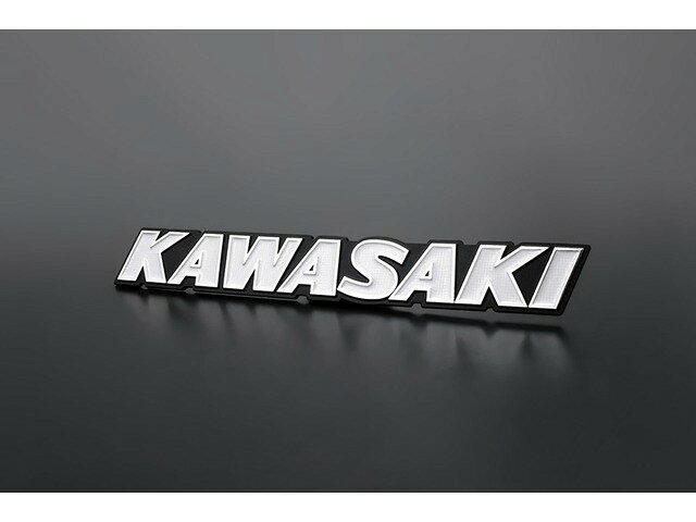 Z1/Z2をモチーフにした大文字“KAWASAKI”エンブレムはサイズまでも忠実に再現。イージーフィットの両面テープ仕様なので装着は貼り付けるだけです。※左右共通 1枚単位でのデリバリー。■ 商品に関する注意商品によっては [PDF] 図面...