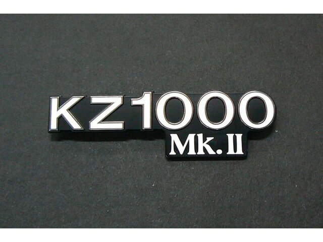 KZ1000MKII (A3) '79KZ1000MKII (A4) '8079-'80北米仕様A3/A4モデル用の"KZ1000MK-2"サイドカバーエンブレム。スピードナット2点止めによる装着です。取り付けピッチ98mm。左右共通 1枚...