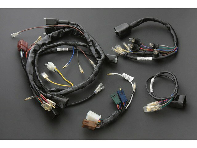 Z1 '72-'75Z2 '73-'75オリジナル復刻版。各ハーネスとも劣化による漏電防止対策を施すとともに、電圧負担の大きいコードには、あらかじめ大容量対応のコードを使用しており、安心してご使用いただけるよう強化されています。セット内容・...