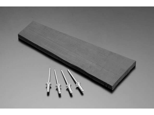 汎用品カスタムの定番とも言えるスペシャルスウィングアームを保護するための必須アイテムです。特殊素材のスライダープレートはスウィングアームとドライブチェーンが直接干渉するのを防ぎ、ローフリクションでチェーンをスライドさせます。板厚10mmのプ...