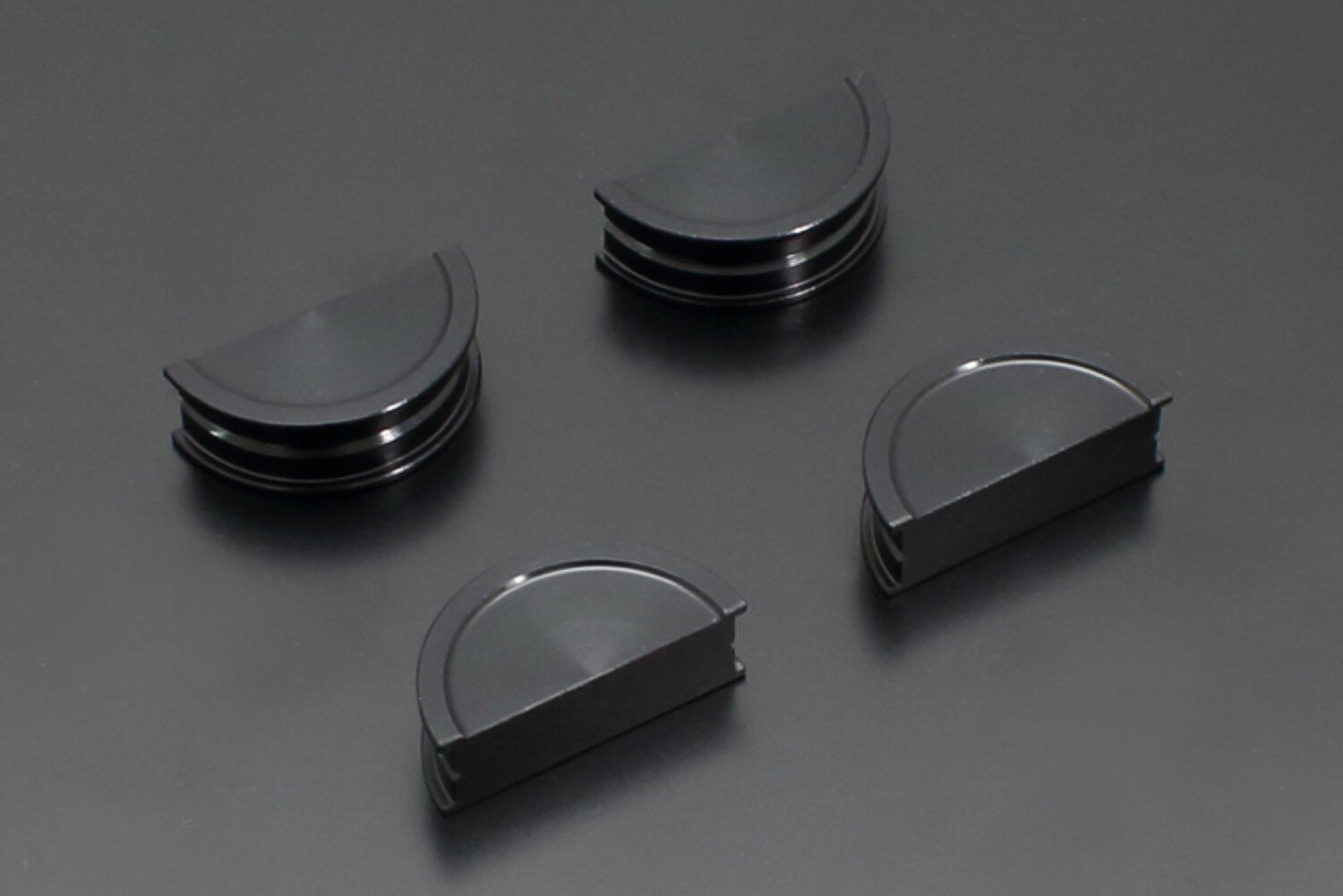 アルミニウム製でありながらシリンダーヘッドとの接続面にV-Cut溝を設け、液状ガスケットを注入できるように設計し、これによりオイル漏れの可能性を飛躍的に軽減できるようになります。1台分4個セットでのデリバリー。