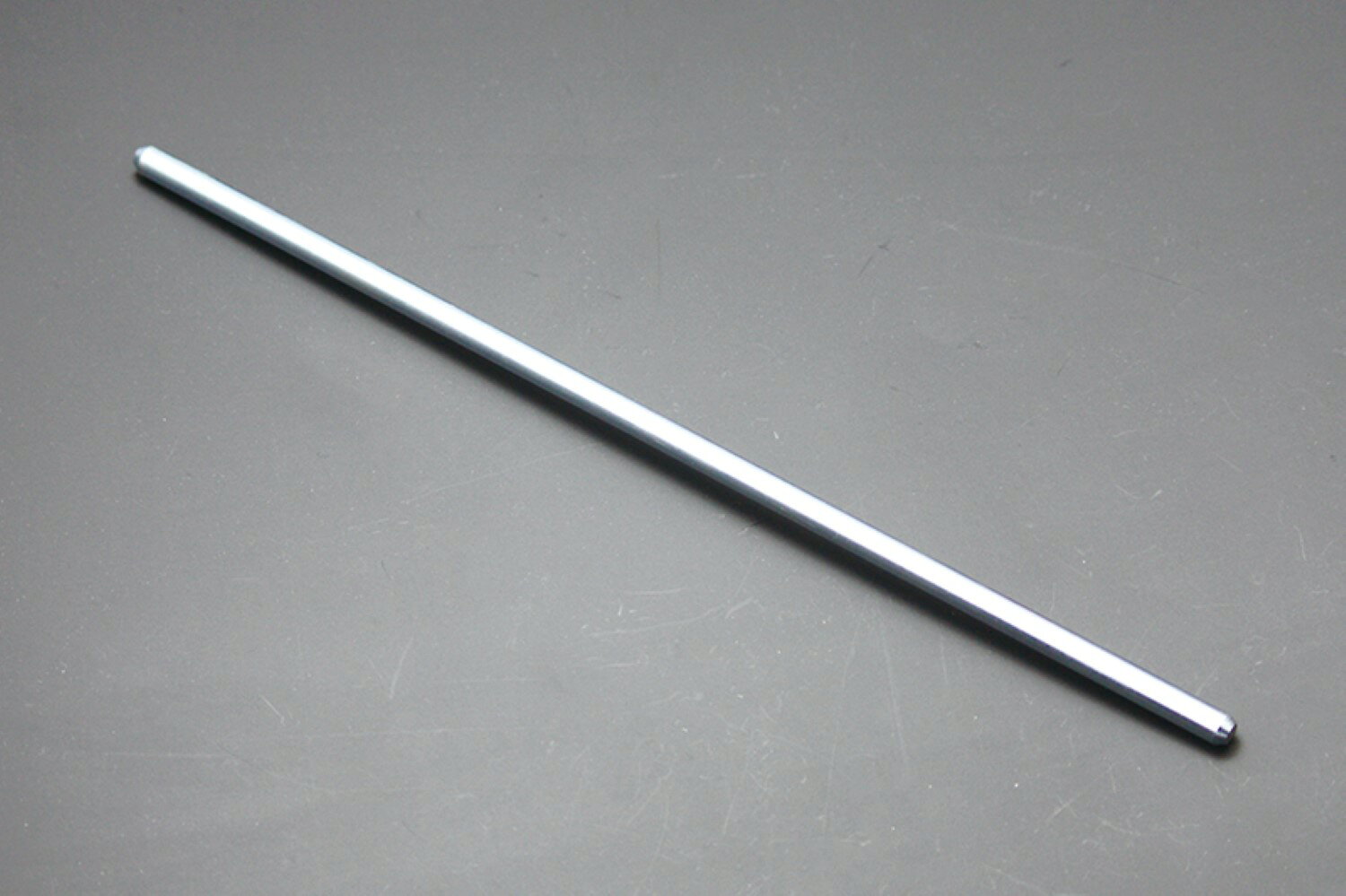 SCM435クロモリ鋼材に焼き入れ加工を施した高強度クラッチプッシュロッド。ロッドが摩耗するとリリースの作動を正確に伝達できず、クラッチが切れなくなったり滑りの原因になります。L:289mm対応純正品番：315B0800 / 92014-0...