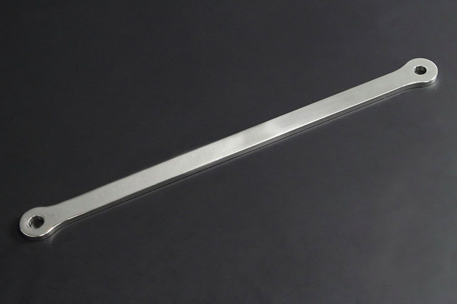 オリジナル復刻版。ドラムブレーキのブレーキパネルを支持させる重要部品。高級感溢れるスチール製クロームメッキ仕上げ。対応純正品番：43007-032