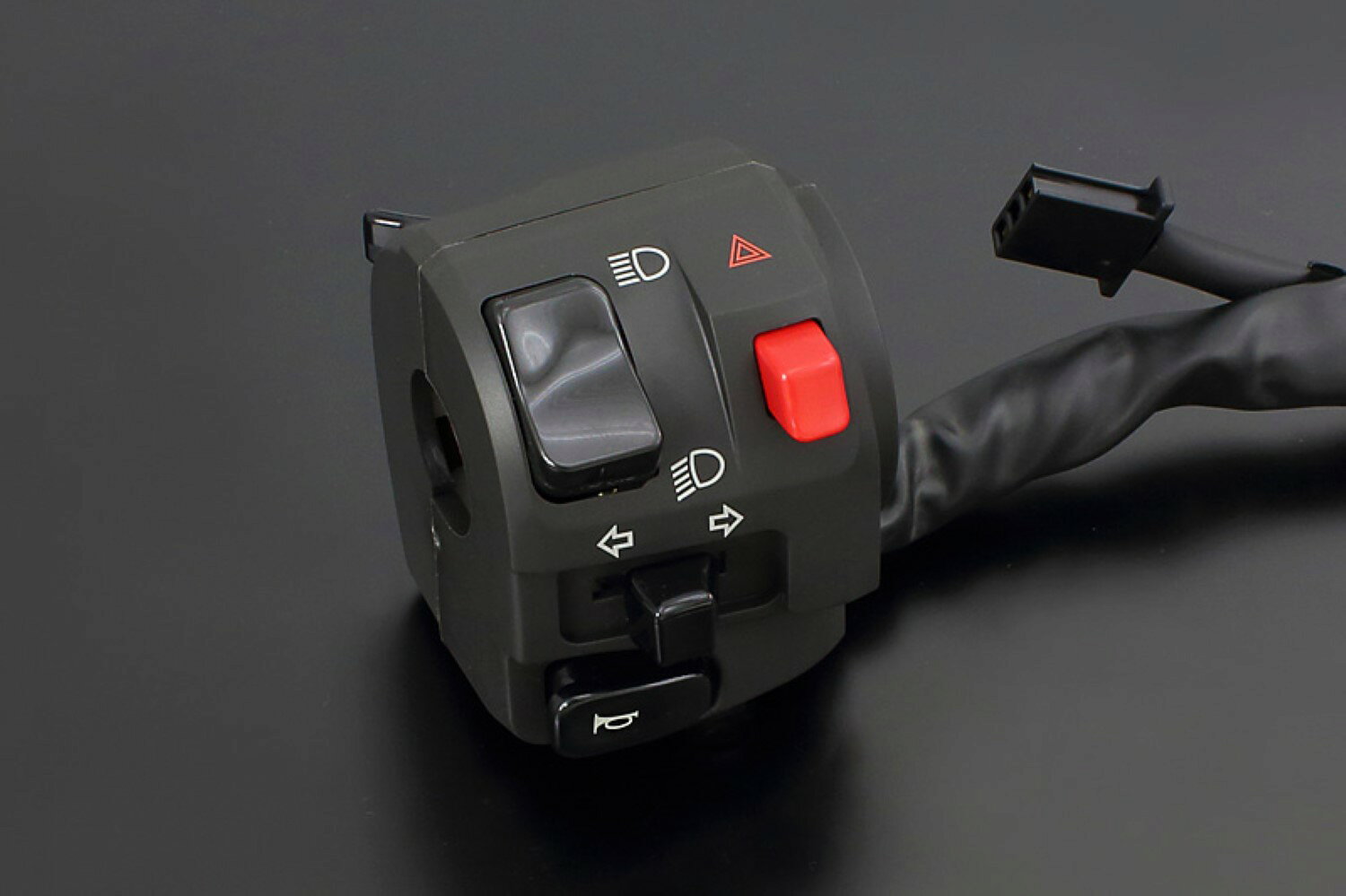 左右ともに質感のあるマット仕上げ樹脂ボディを使用。右側スイッチ幅は32mm、左側スイッチ幅は54mm。常時点灯モデルでも、 ヘッドライトはON/ポジション/OFFで切替可能です。カプラーオンのイージーフィットでウィンカーは操作性に優れるプッ...