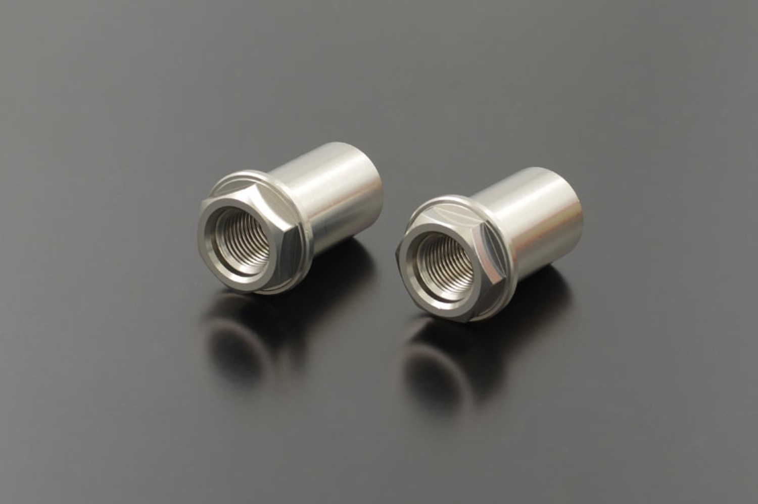 ・超ジュラルミンAll-Billet。・表面は耐腐食に優れるアルマイト仕上げ。・KZ系φ17mmアクセルシャフト対応のM16ナット。