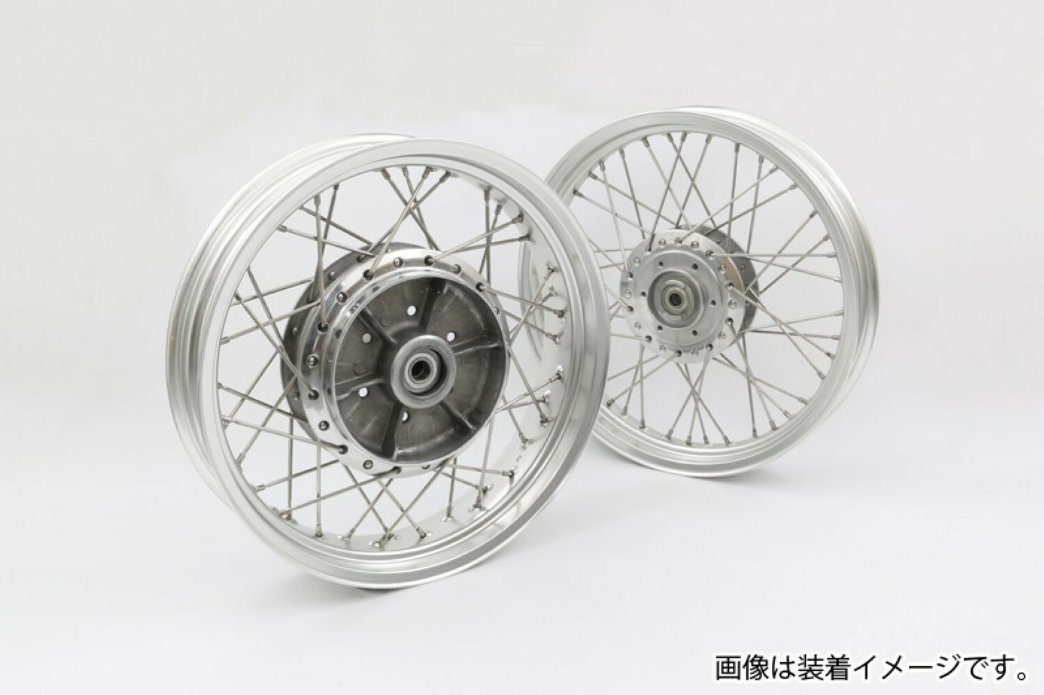 重く錆びやすいスティールリムから軽量アルミリムに変更する事によりバネ下荷重と遠心フリクションロスが大幅に軽減出来ます。・軽量なアルミニウム製ですので鉄製リムに比べバネ下荷重を大幅に軽減でき、それによって軽快なフットワークを実現できます。・市...
