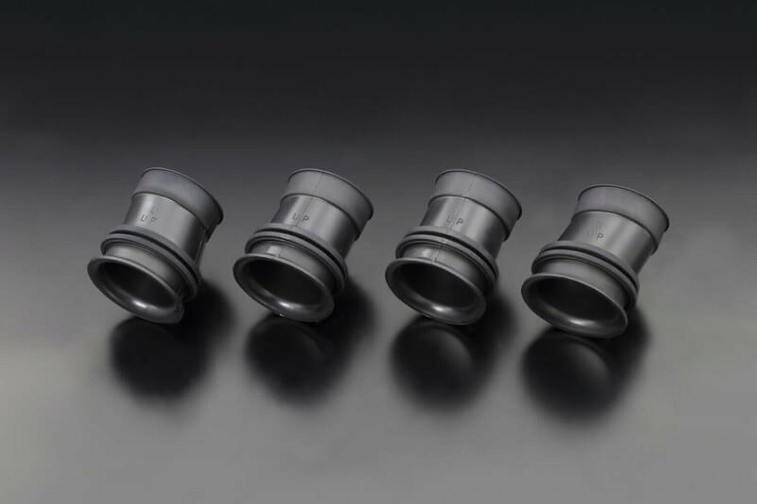 STDエアクリーナーボックスとキャブレターとのジョイントに使用するラバー製エアダクトセット。劣化によりヒビ割れると異物を吸入しキャブレター、エンジン不調の原因となります。1台分4PCセットでのデリバリー。対応純正品番：14073-1022 ...