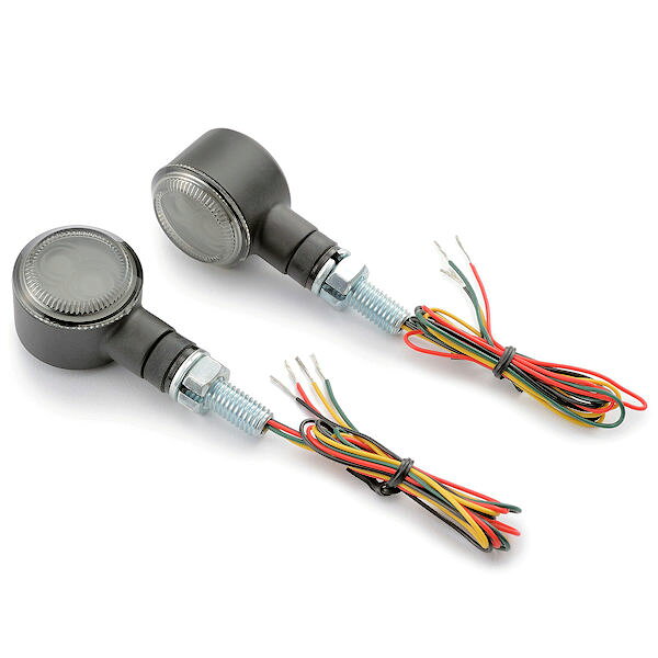 適合車種：汎用 特長：面発光LED採用で、コンパクトながらウインカーと テールとしての十分な機能を発揮。 様々なジャンルのカスタムに似合うシンプルなデザインです。 本体はアルミダイカスト製マットブラック塗装仕上げ。レンズはアンバーとスモーク...