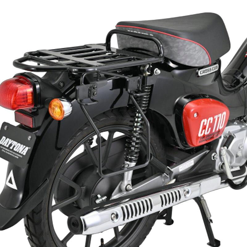 適合車種：HONDA CC110（'18〜'25）〈2BJ-JA45/8BJ-JA60〉 ベルトループ一体でサドルバッグハンガー不要。 ワンタッチサドルバッグにも対応します サドルバッグのベルト掛けループを一体化した サドルバッグサポート。...
